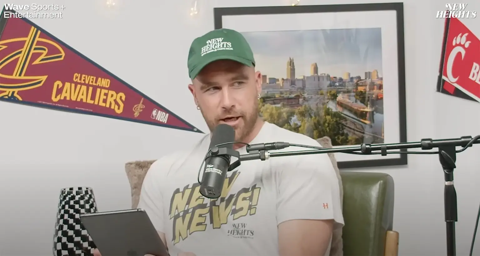 "Taylor Doesn't Like Sports" But Loves Travis Kelce, Even Her Boyfriend ...