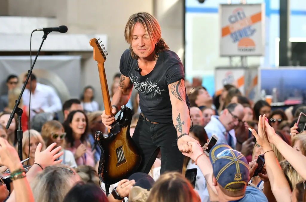 Shock in the Spotlight: Keith Urban Collapses Mid-Concert After Fan ...