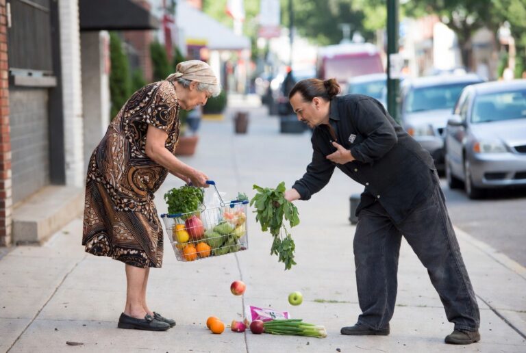 Johnny Depp Rushes to Help an Elderly Woman’s Spilled Groceries on a ...